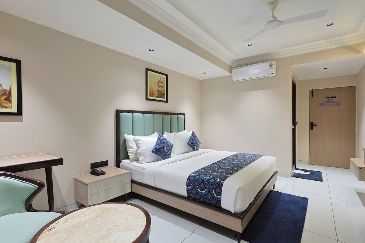Quarto casal superior, vista para a cidade | Roupas de cama antialérgicas, frigobar, escrivaninha, Wi-Fi de cortesia