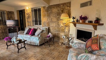 Apartamento Familiar, vista para o jardim | Sala de estar | Televisor LED de 50 polegadas com canais por cabo