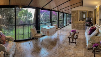Apartamento Familiar, vista para o jardim | Sala de estar | Televisor LED de 50 polegadas com canais por cabo