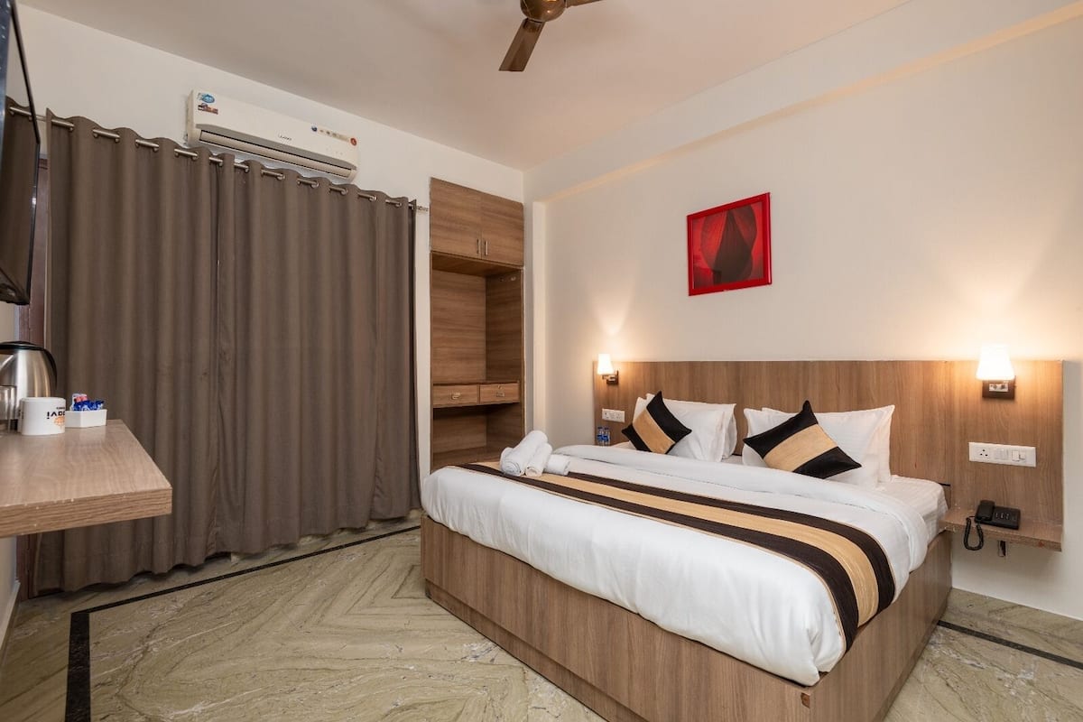 Quarto Deluxe | Lençóis de algodão egípcio, roupa de alta qualidade, secretária