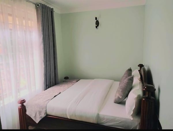 Crux Hotel - Kampala