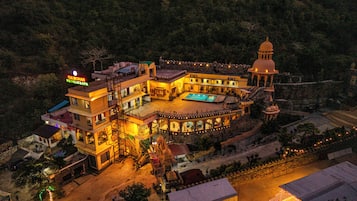 Fachada do alojamento (tarde/noite)