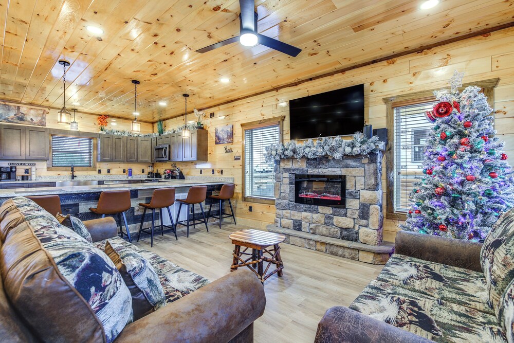 Hot Tub & Spectacular Views: Sevierville Cabin - Pigeon Forge, TN