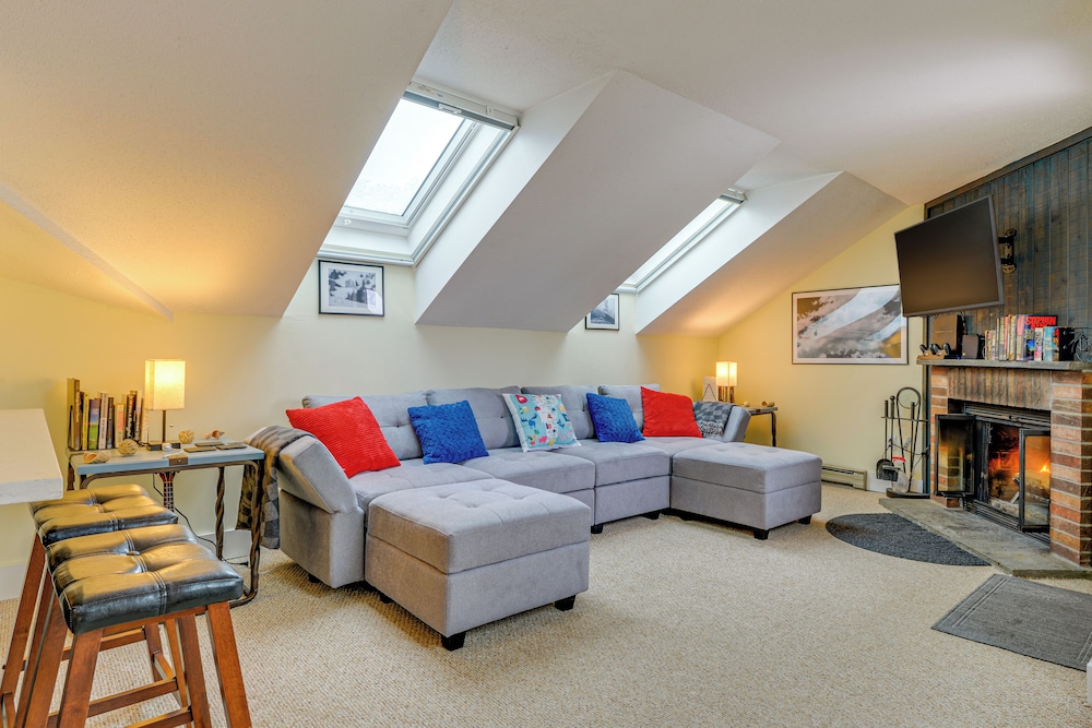 Walk To Mount Snow Resort: Unit W/ Pool & Hot Tubs - Vermont