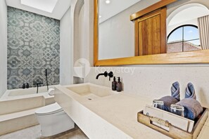 Vila, 2 quartos, piscina particular | Banheiro | Toalhas de banho, sabonete, shampoo, papel higiênico