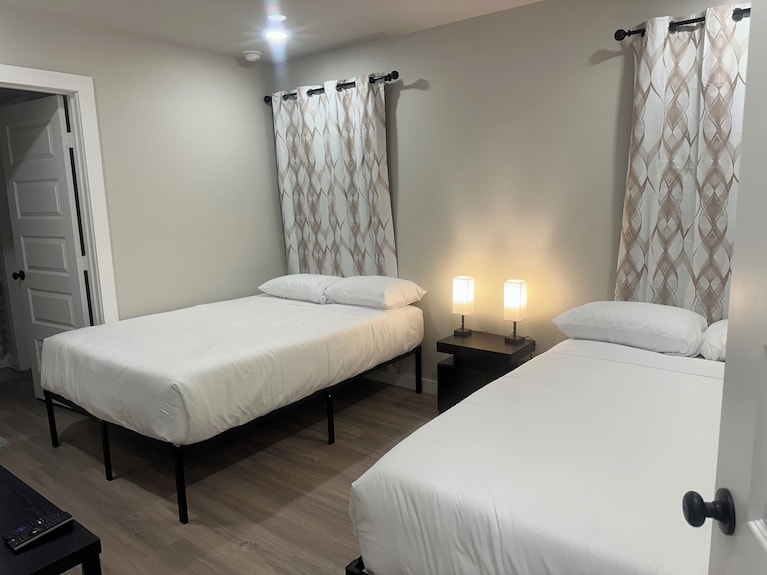 New Charming 3-bedroom Home Each W/tvs, 6 Beds, 2 Full Bath, Corner Lot Parking. - Odessa, TX