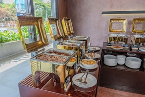 Café da manhã inglês todos os dias mediante uma taxa