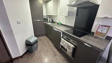 Apartamento | Cozinha privada | Geladeira, micro-ondas, fogão, cooktop