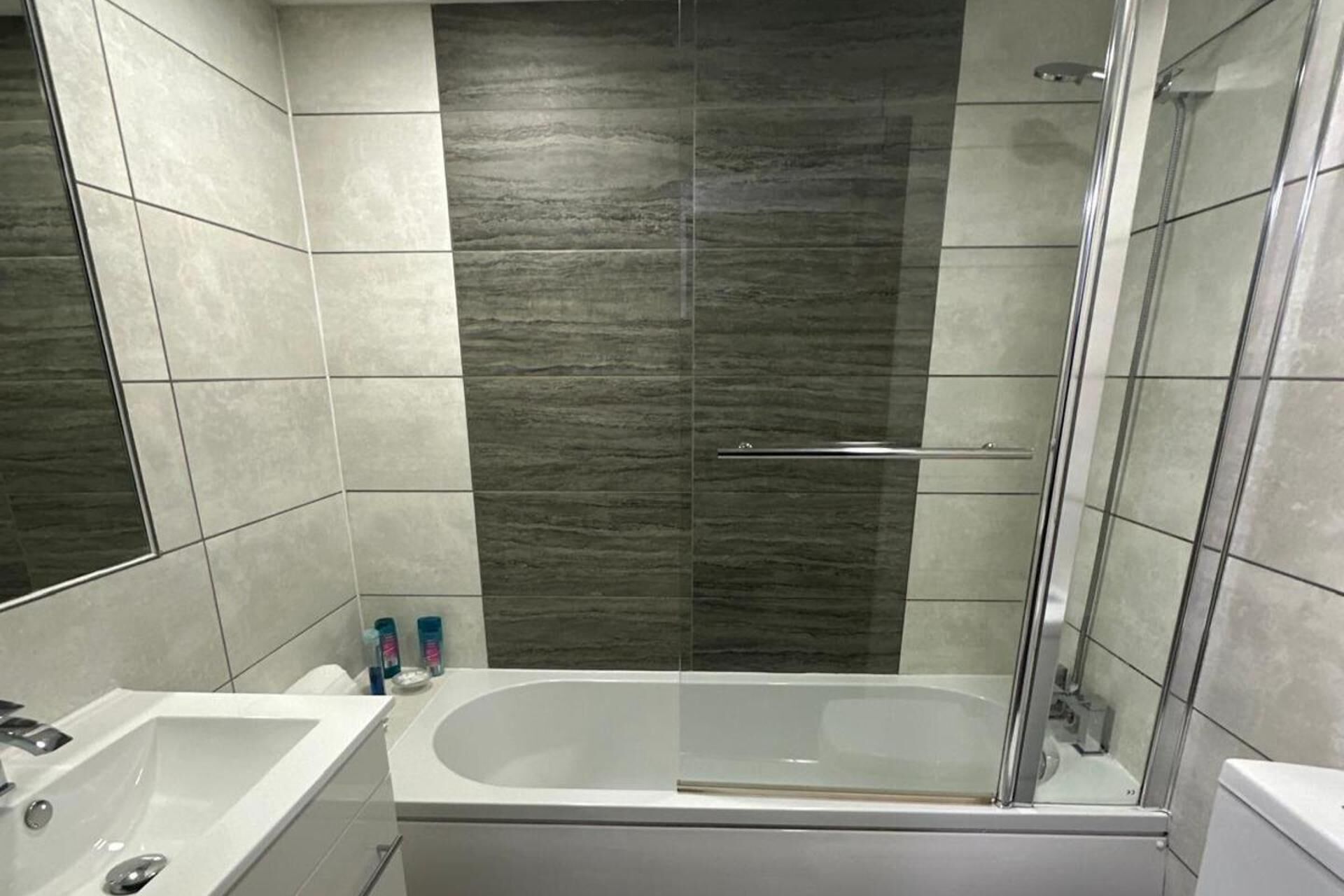 Um polibã e uma banheira separados, uma banheira de imersão total 