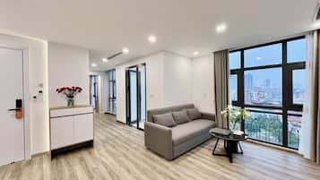 Apartamento família | Área de estar | TV LCD 40 polegadas com canais digitais, lareira