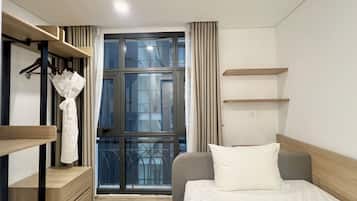 Apartamento executivo, vista para a cidade | 1 quarto, cofres nos quartos, espaço de trabalho para notebook