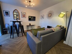 Apartamento Básico | Sala de estar | Smart TV de 32 polegadas com canais digitais, Netflix 