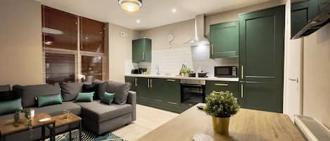 Apartamento standard, 2 quartos | Área de estar | Smart TV 32 polegadas com canais digitais, Netflix