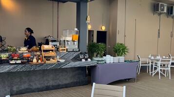 Pequeno-almoço tipo buffet diário (300 THB por pessoa)