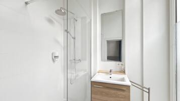 Apartamento, 1 quarto, varanda, Vista para a cidade | Casa de banho