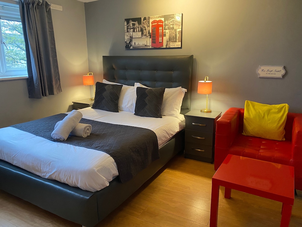 Living Large 5br Home - Parking - Ideal For Groups - Wolverhampton