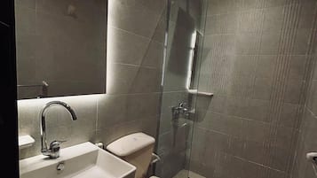 Quarto Duplo Deluxe | Casa de banho | Um polibã, artigos de higiene ecológicos, um secador de cabelo