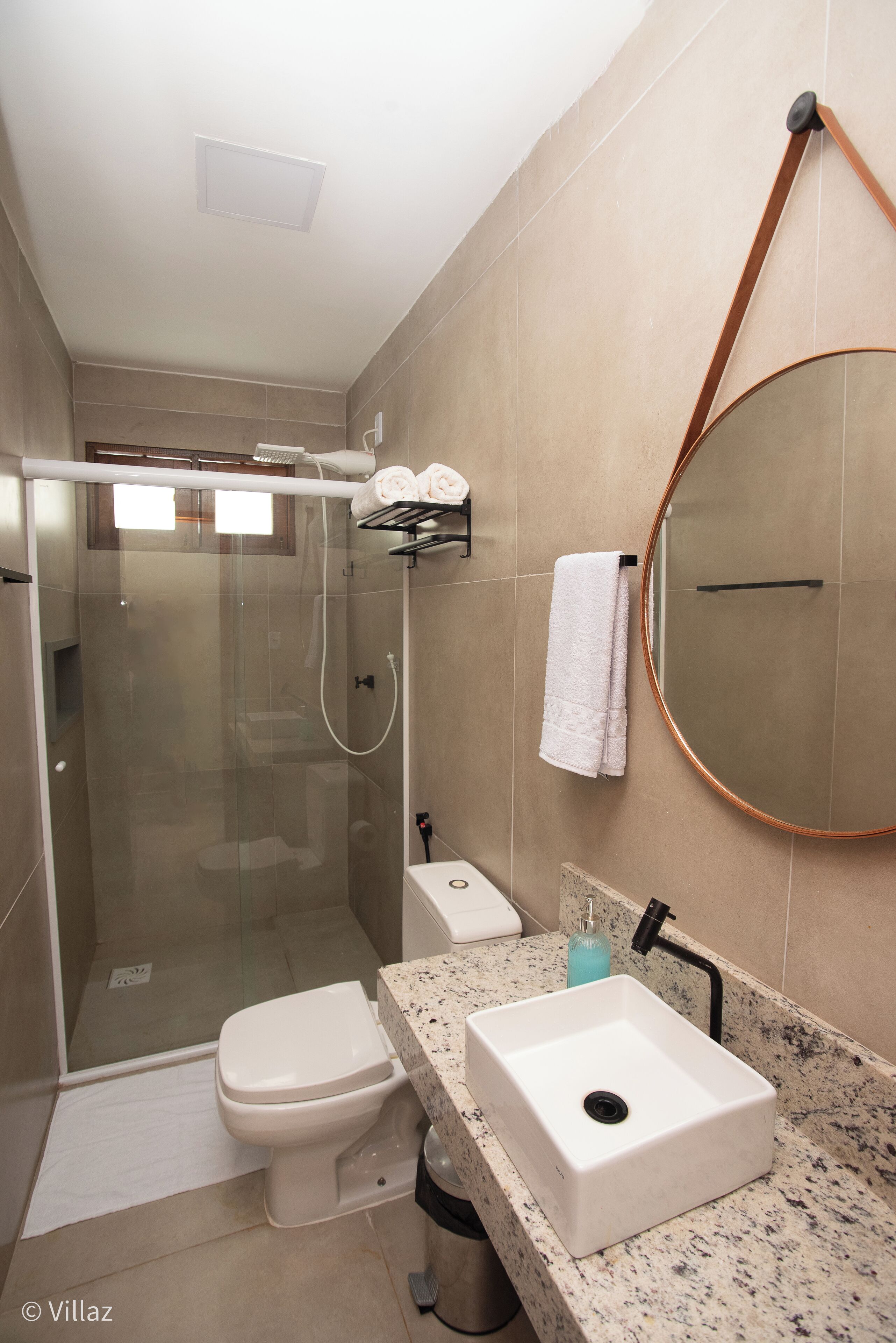 Suíte família, vista para o jardim | Banheiro | Chuveiro, toalhas de banho, sabonete, shampoo