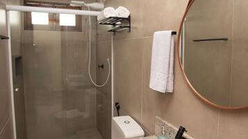 Suíte família, vista para o jardim | Banheiro | Chuveiro, toalhas de banho, sabonete, shampoo