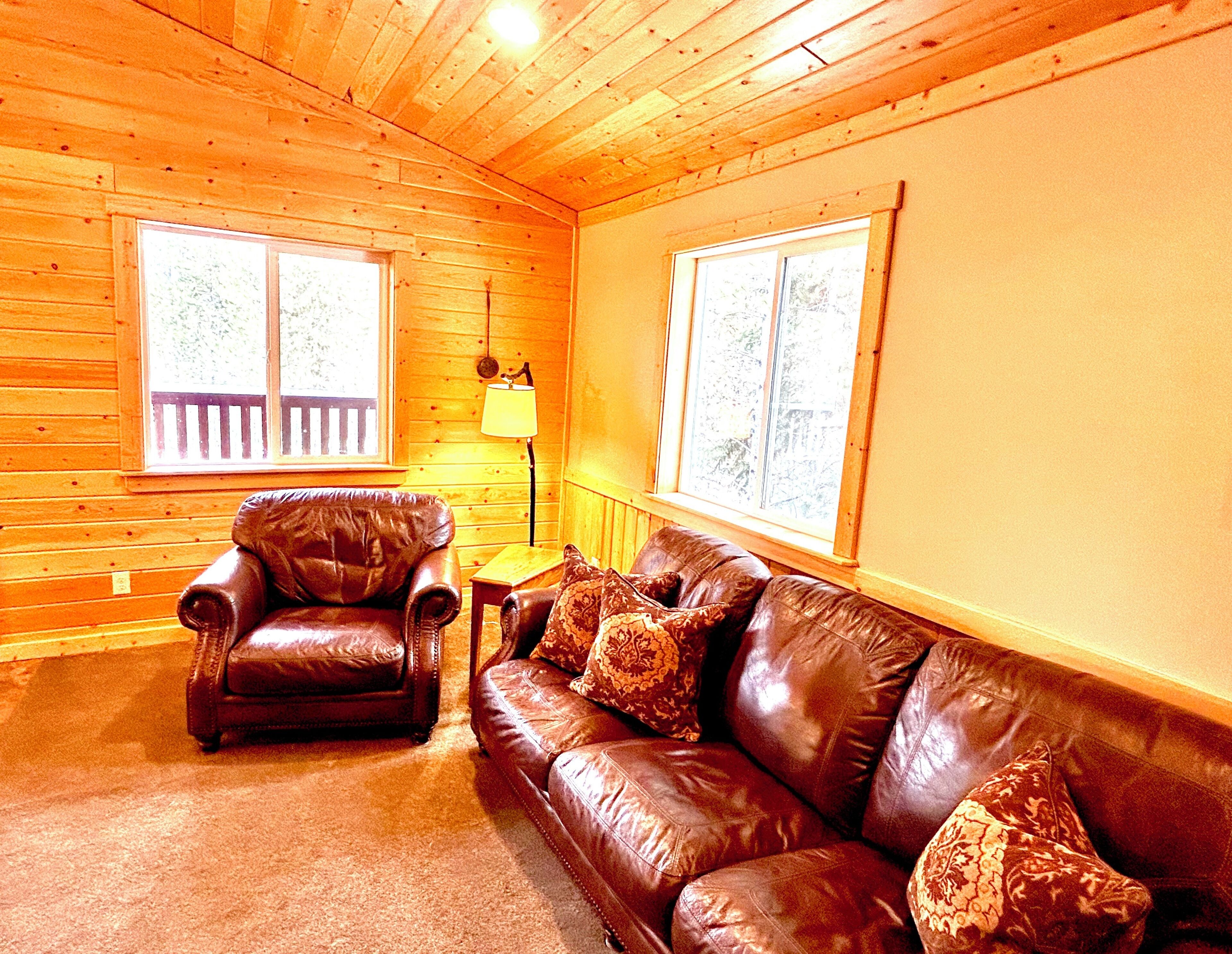 Yellowstone's Premier Hideaway! King Bed, Fire Pit, Dog & Wheelchair Friendly! - Island Park, ID