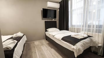 1 quarto, cofres nos quartos, ferros/tábuas de passar roupa