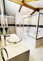 Quarto quádruplo família, vista para a cidade | Banheiro | Banheira e chuveiro separados, secador de cabelo, toalhas de banho 