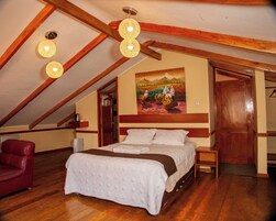 Quarto quádruplo família, vista para a cidade | Wi-Fi de cortesia, roupa de cama