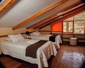 Quarto Quádruplo Familiar, Vista para a cidade | 1 quarto, Wi-fi grátis, roupa de cama fornecida 