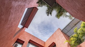 Um design arquitetônico moderno com paredes angulares e grandes janelas.