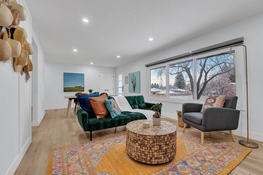 Stampede | 4br Home | Main Floor King | 2 Kitchens | Garage | Sleeps 8 | Yard - Mount Royal University