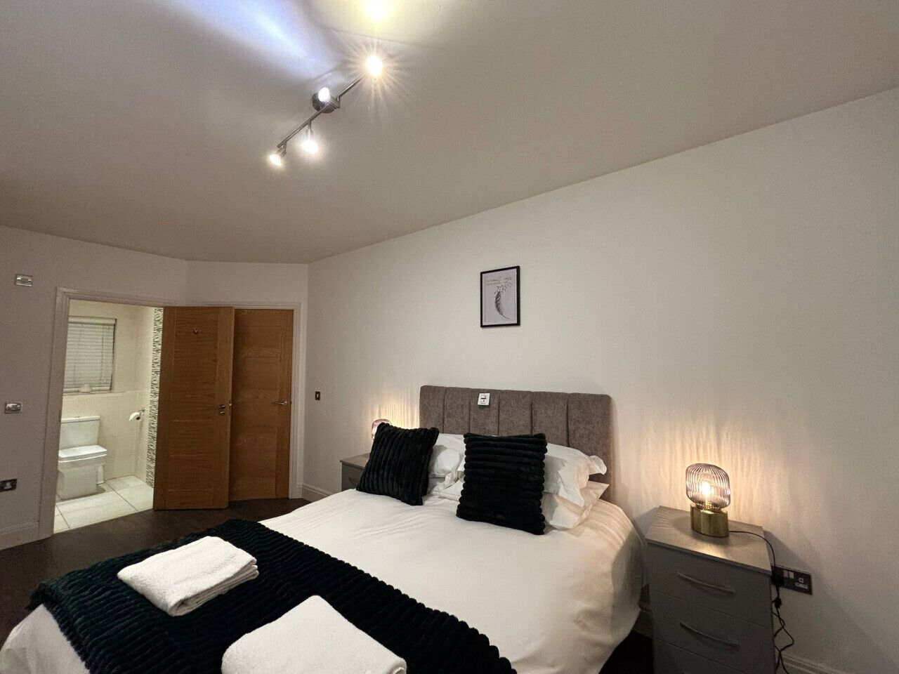 Cosy City Centre Apartment With Parking - Staffordshire