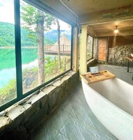 Bangalô luxo, vista para o lago, ao lado do lago | Banheiro
