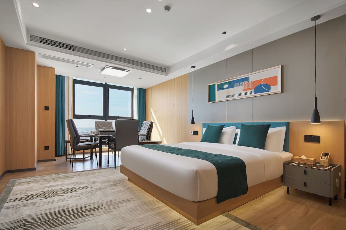 Quarto Exclusivo | Roupa de alta qualidade, camas de colchão Select Comfort, secretária