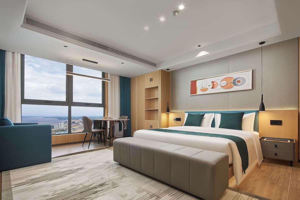 Quarto Cidade | Roupa de alta qualidade, camas de colchão Select Comfort, secretária