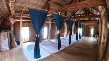 Dormitório Partilhado Standard, vista para a montanha | 1 quarto, secretária, Wi-fi grátis