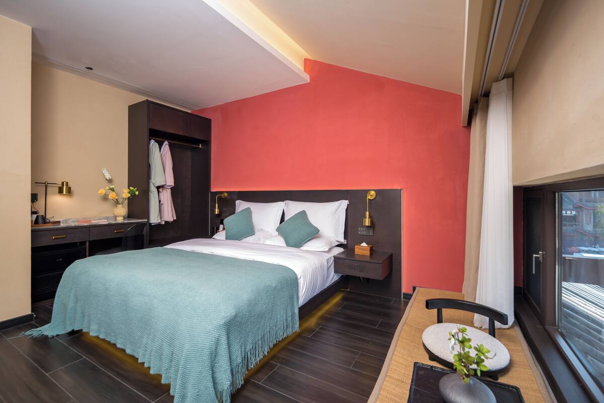 Quarto Duplo Superior, Vista para a cidade | Minibar grátis, secretária 