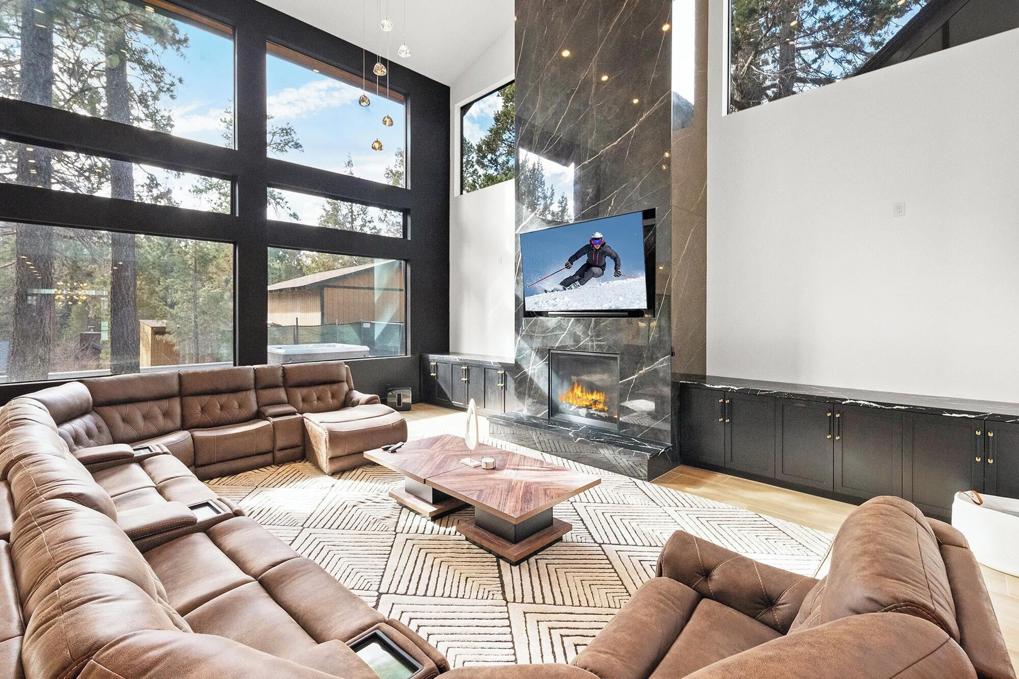 The Getaway Club: Exclusive & Luxurious 7 Bed 7 Bath Retreat! Hot Tub! Pool Table! Shuffleboard! Air Hockey! Ping Pong! High Tech Theater W/ Theater Seating + Lounge Pit! Master Suite W/ Projection Screen! - Big Bear, CA
