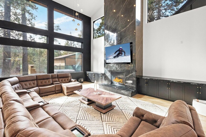 The Getaway Club: Exclusive & Luxurious 7 Bed 7 Bath Retreat! Hot Tub! Pool Table! Shuffleboard! Air Hockey! Ping Pong! High Tech Theater W/ Theater Seating + Lounge Pit! Master Suite W/ Projection Screen! - Big Bear, CA