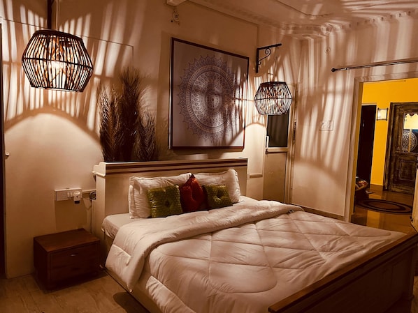 Quarto casal superior | Escrivaninha, Wi-Fi de cortesia