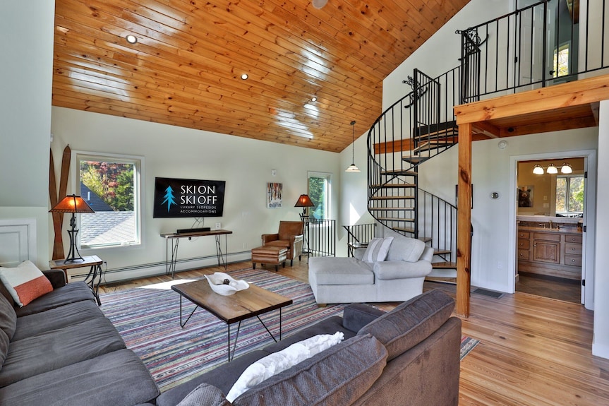 The Slopeside Estate Guesthouse: Ski On/off, Hot Tub, Views! - Vermont