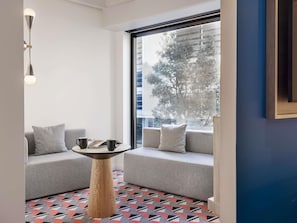 Quarto, 1 cama queen-size, Vista para a cidade (Tribe Max) | Cofre no quarto, cortinas/cortinados opacos, ferro/tábua de engomar