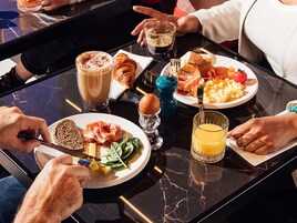 Café da manhã feito na hora mediante uma taxa durante a semana