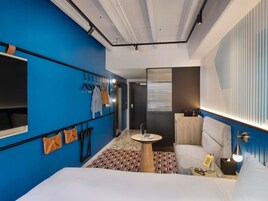 Quarto, 1 cama Queen, vista para a cidade (Tribe Extra) | Cofres nos quartos, ferros/tábuas de passar roupa, Wi-Fi de cortesia