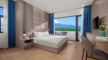 Quarto Duplo Premier, banheira, vista para a praia | Minibar, secretária, secretária adequada para computadores portáteis