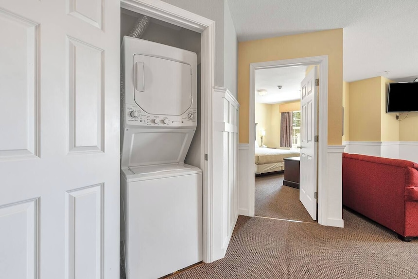 Three Bedroom 2 Bathroom Hotel Suite - Kelleys Island, OH