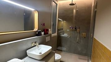 Apartamento | Casa de banho | Um polibã, toalhas fornecidas