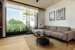 Apartamento Deluxe | Sala de estar | Televisor 