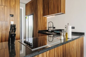 Apartamento Deluxe | Cozinha privada | Um frigorífico, um micro-ondas, um forno, uma placa de cozinha 