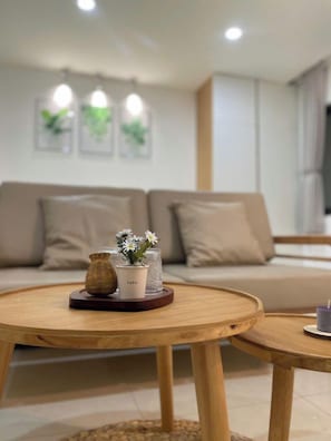 Apartamento Deluxe, 1 quarto, varanda, Vista para a cidade | Sala de estar | Smart TV de 43 polegadas com canais por cabo 