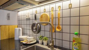 Apartamento Deluxe, 1 quarto, varanda, Vista para a cidade | Cozinha privada | Um frigorífico, um micro-ondas, um forno, uma placa de cozinha